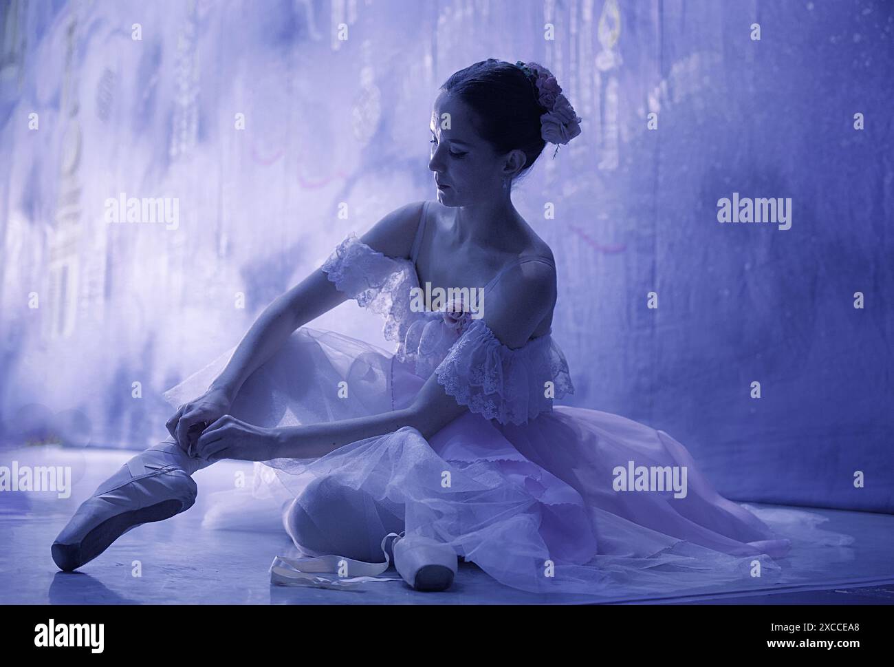Ballerina in pointe shoes backstage photoshoot Stock Photo - Alamy