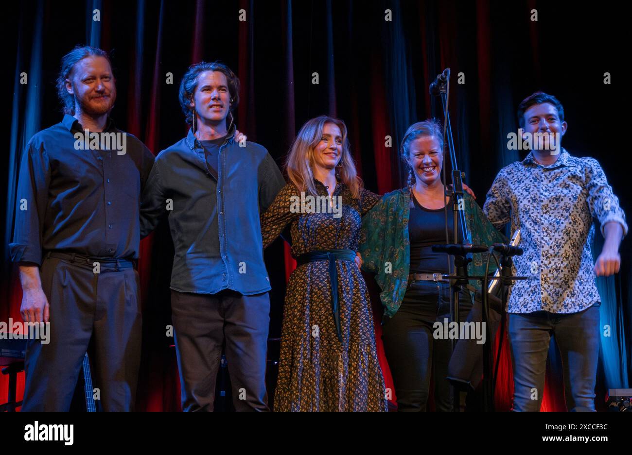 Singer and backing group hi-res stock photography and images - Alamy