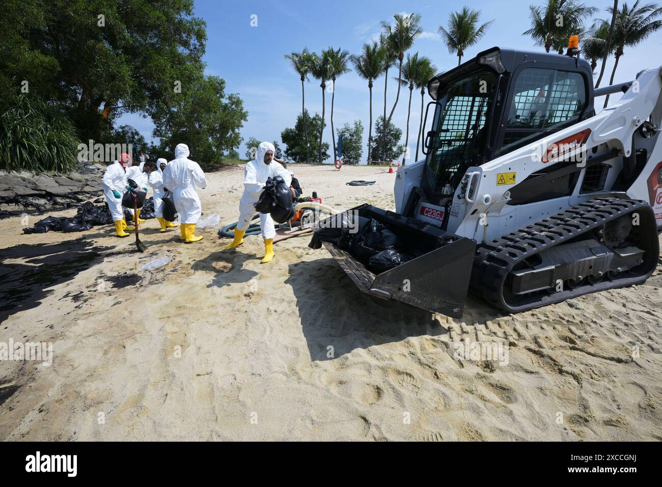 (240616) -- SINGAPORE, June 16, 2024 (Xinhua) -- Workers clean up the ...