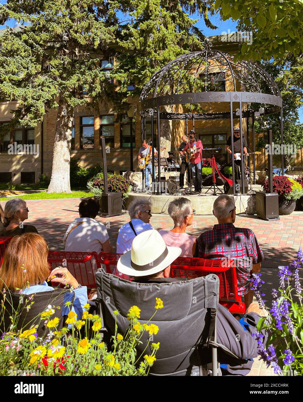 Seated outdoor concert hi-res stock photography and images - Alamy