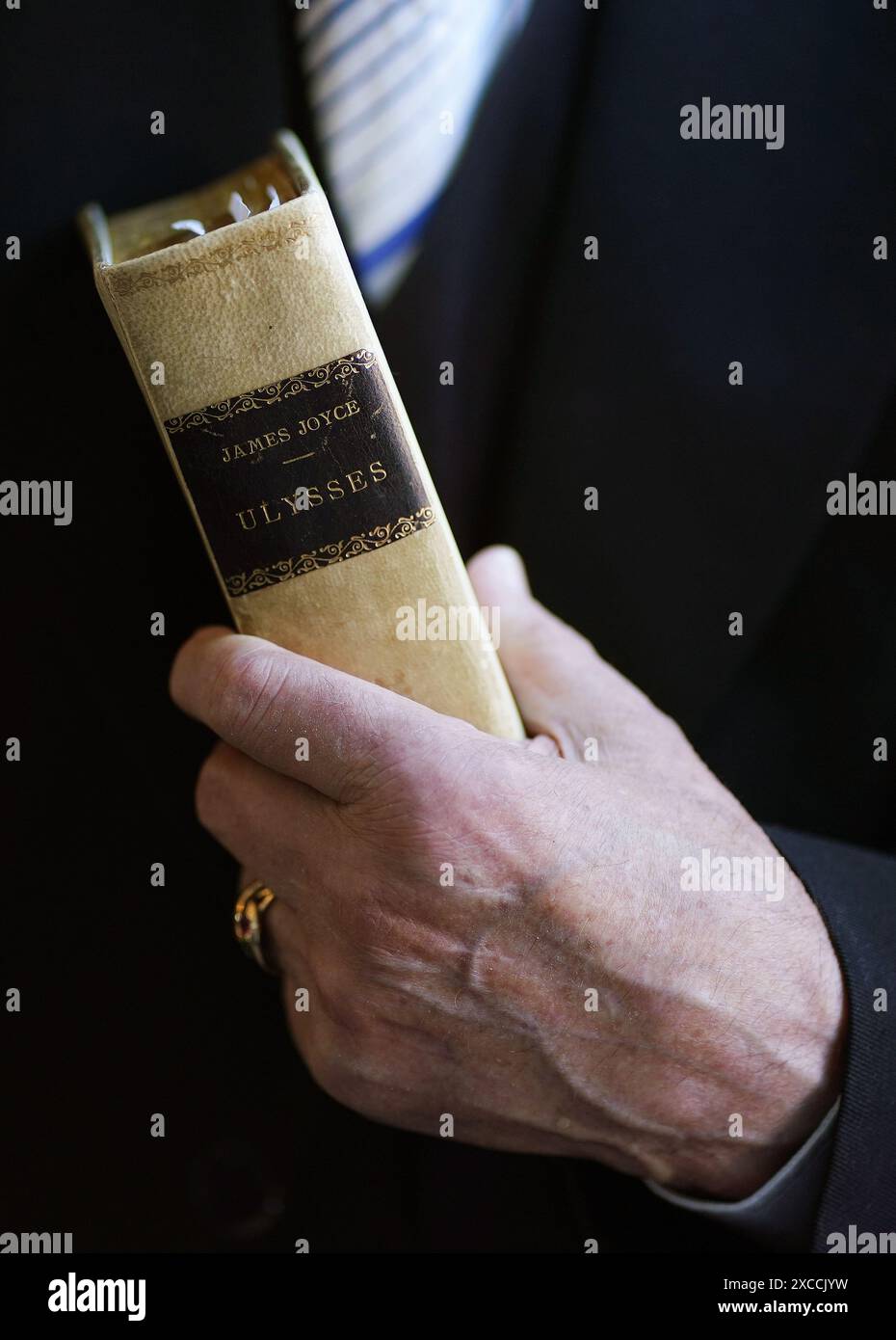 James Joyce lookalike John Shevlin holds a copy of Ulysses at the ...