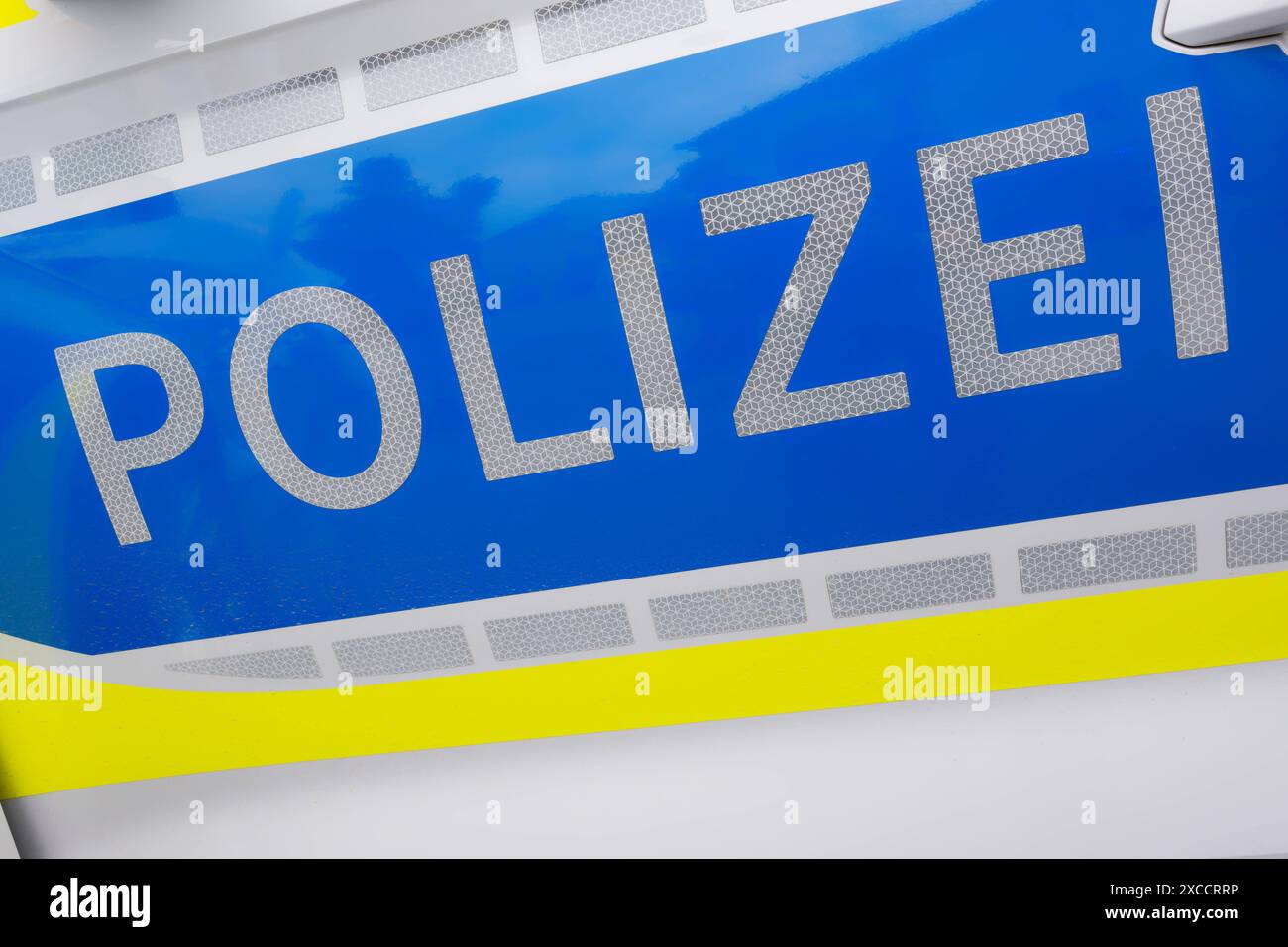 Polizei im Einsatz. Der Schriftzug Polizei am Dienstwagen. Traunstein ...