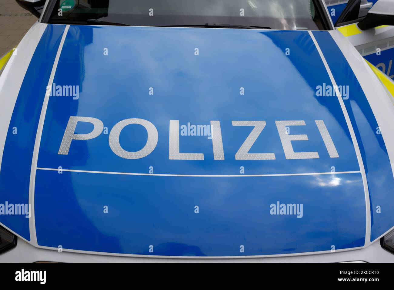 Polizei im Einsatz. Der Schriftzug Polizei am Dienstwagen. Traunstein ...