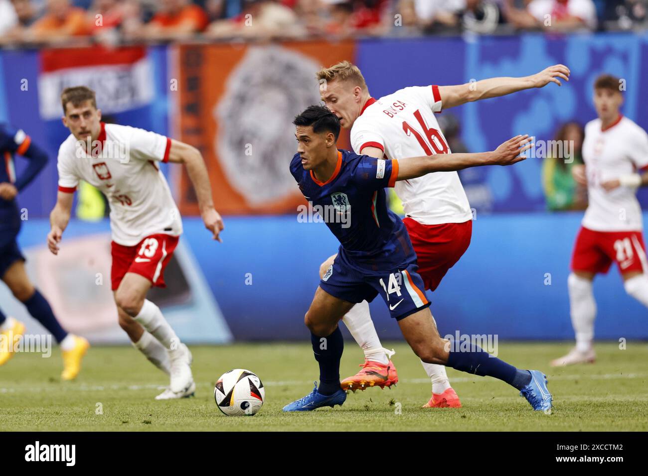 HAMBURG - (l-r) Tijjani Reijnders of Holland, Adam Buksa of Poland ...