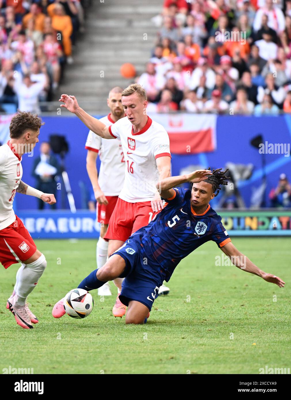 Hamburg. 16th June, 2024. Adam Buksa (2nd R) of Poland vies with Nathan ...