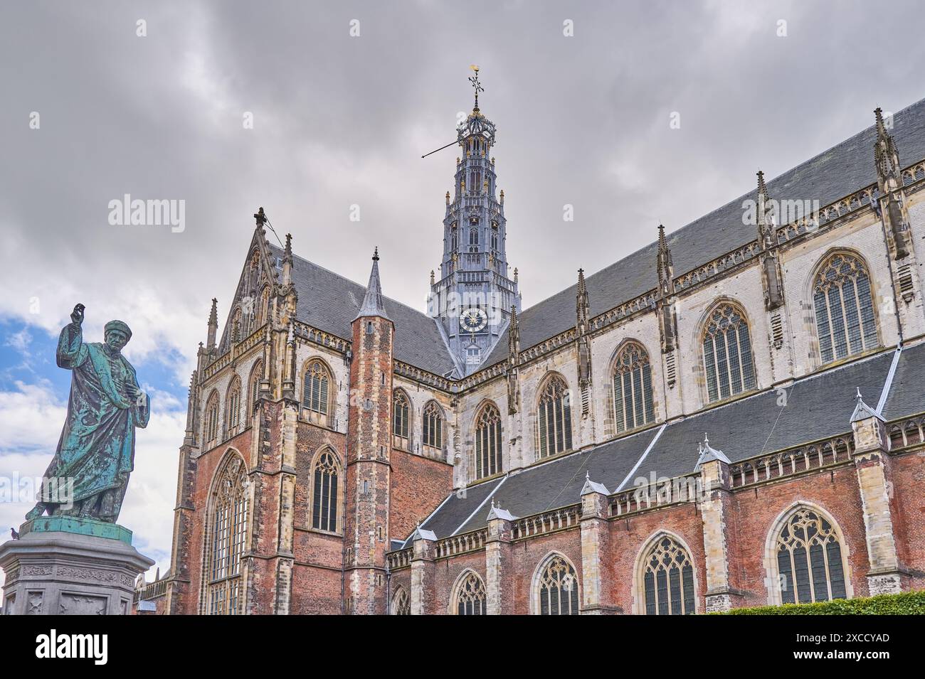 Haarlem, Holland, old town, the St. Bavo church (Grote Kerk) with the ...