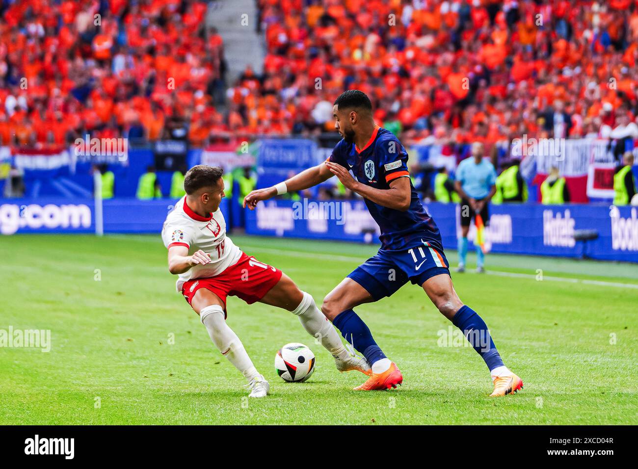 Przemyslaw Frankowski (Polen, #19), Cody Gakpo (Niederlande, #11) GER, Polen vs. Niederlande ...