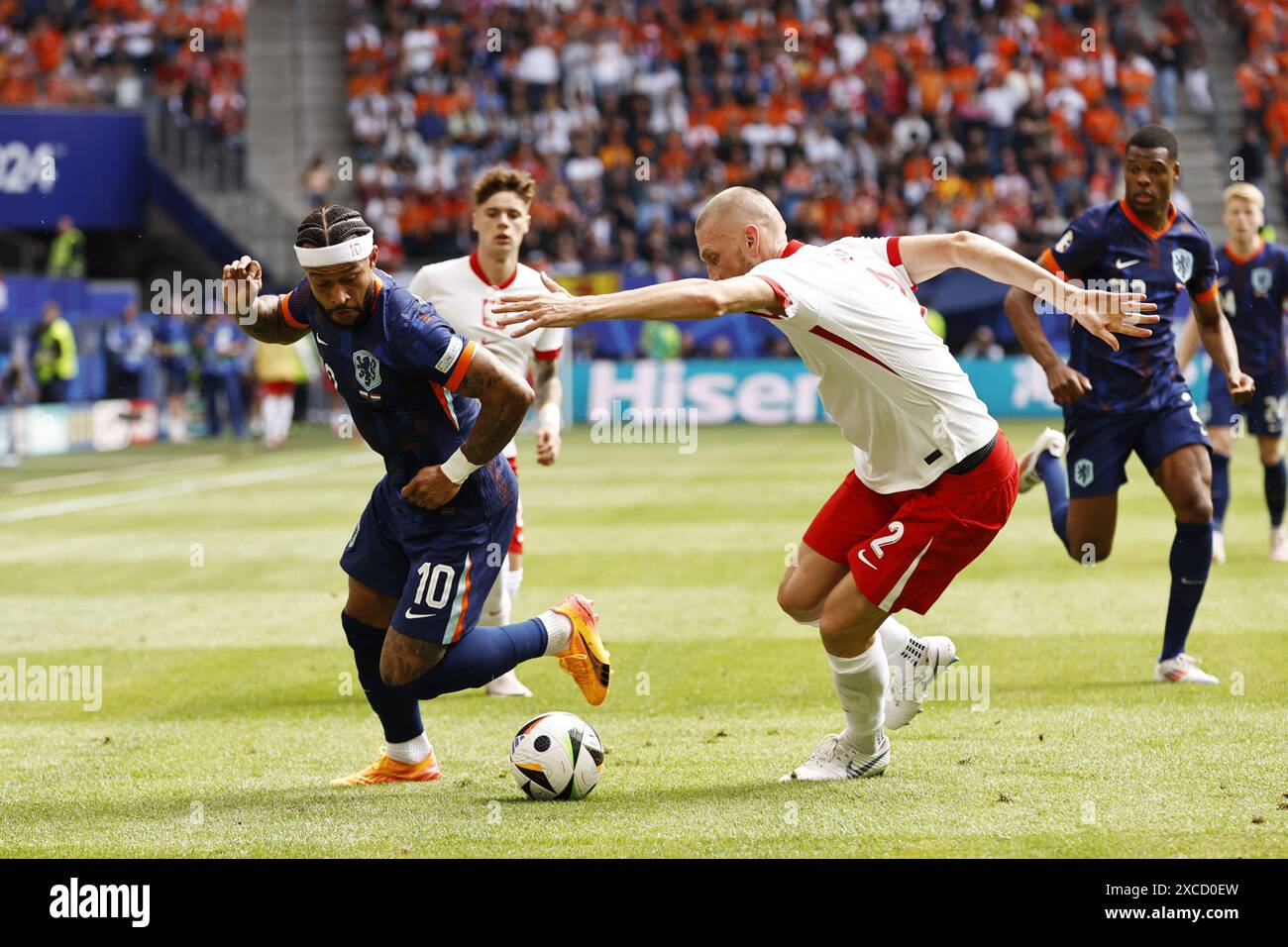 HAMBURG - (l-r) Memphis Depay of Holland, Bartosz Salamon of Poland ...
