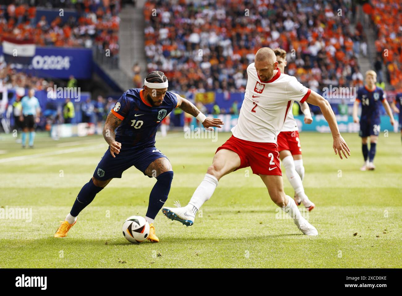 HAMBURG - (l-r) Memphis Depay of Holland, Bartosz Salamon of Poland ...