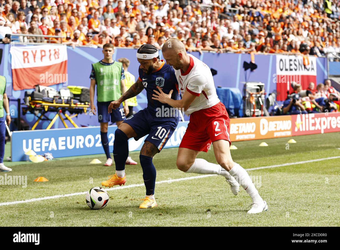HAMBURG - (l-r) Memphis Depay of Holland, Bartosz Salamon of Poland ...