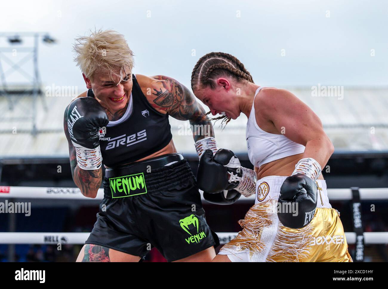 Dorota Norek (left) and Francesca Hennessy in the bantamweight bout at ...