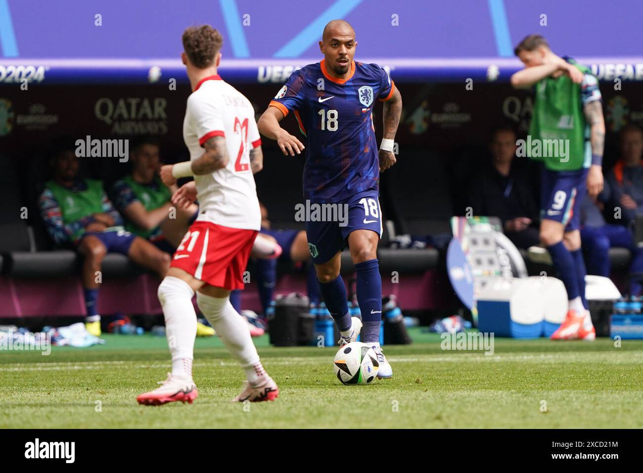 HAMBURG, GERMANY - JUNE 16: Donyell Malen of Netherlands runs with the ...
