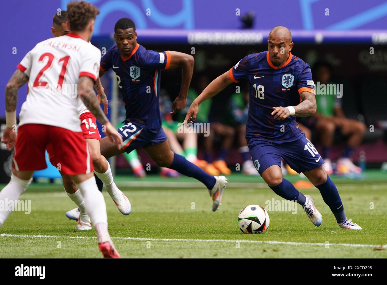 HAMBURG, GERMANY - JUNE 16: Donyell Malen of Netherlands runs with the ...