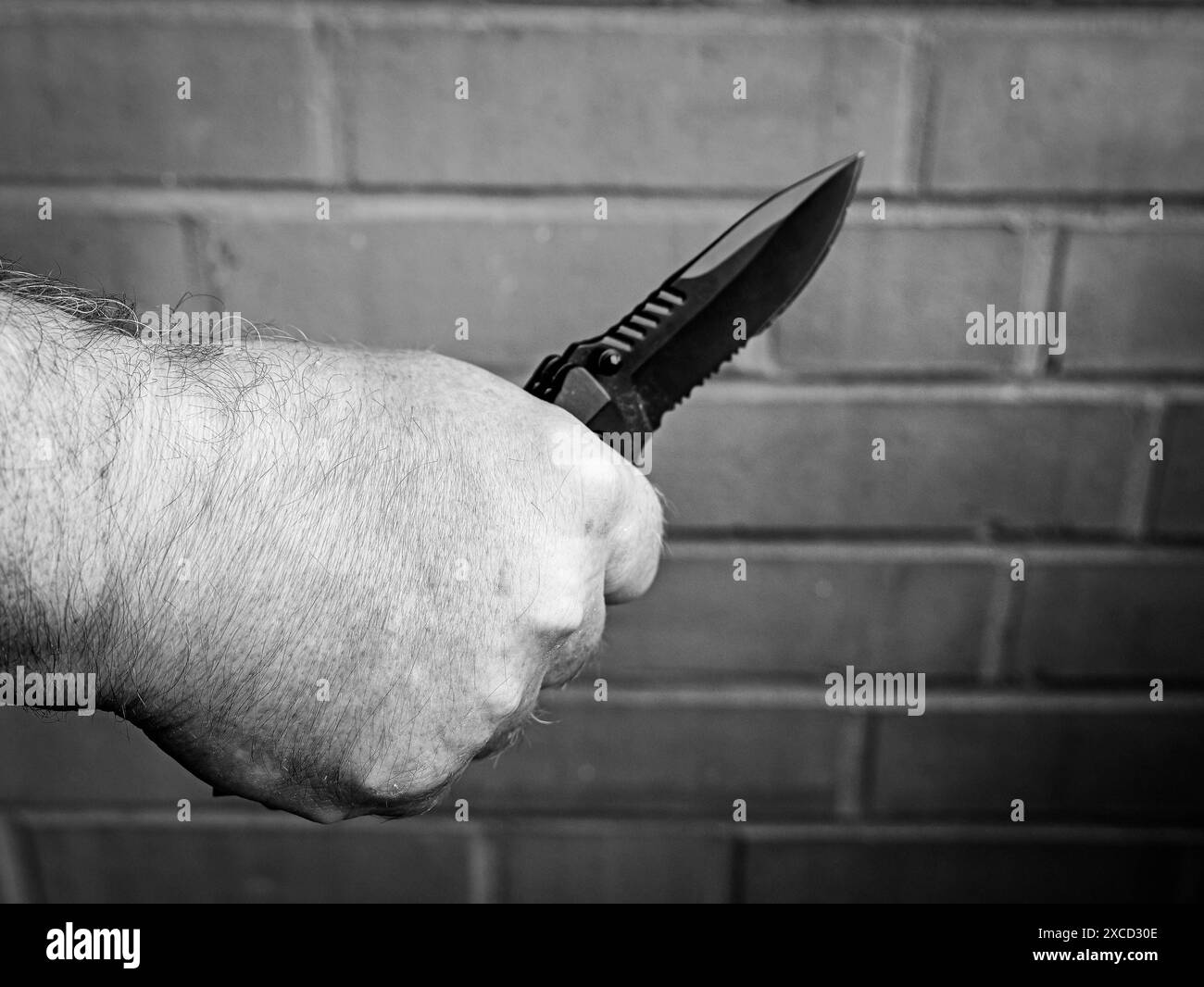 Symbolbild Faust mit Messer Symbolbild Feststellmesser mit Faust ...