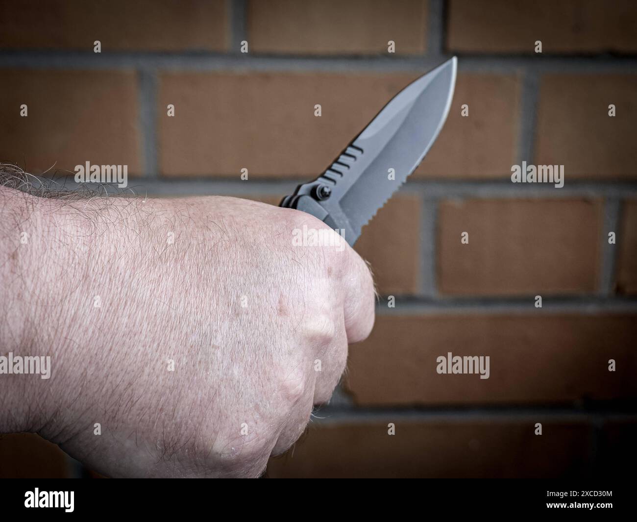 Symbolbild Faust mit Messer Symbolbild Feststellmesser mit Faust ...