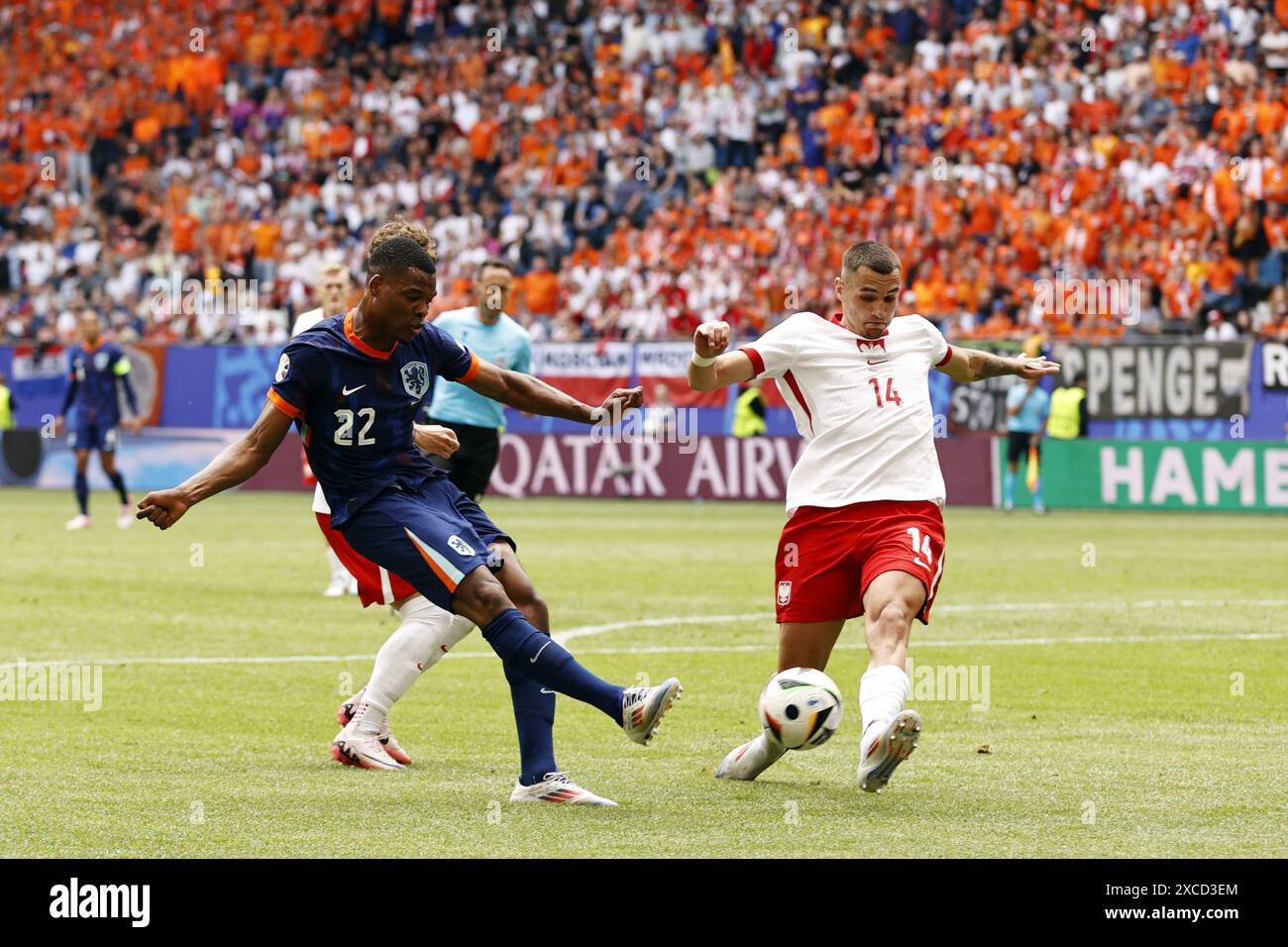 HAMBURG - (l-r) Denzel Dumfries of Holland, Jakub Kiwior of Poland ...