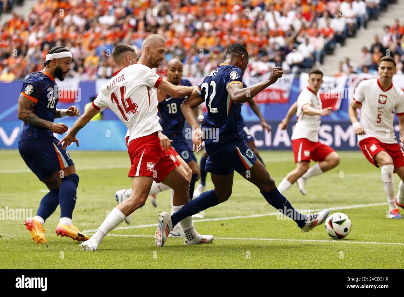HAMBURG - (l-r) Jakub Kiwior of Poland, Denzel Dumfries of Holland ...