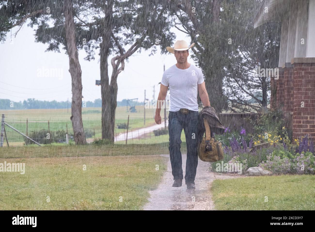GLEN POWELL in TWISTERS (2024), directed by LEE ISAAC CHUNG. Credit ...