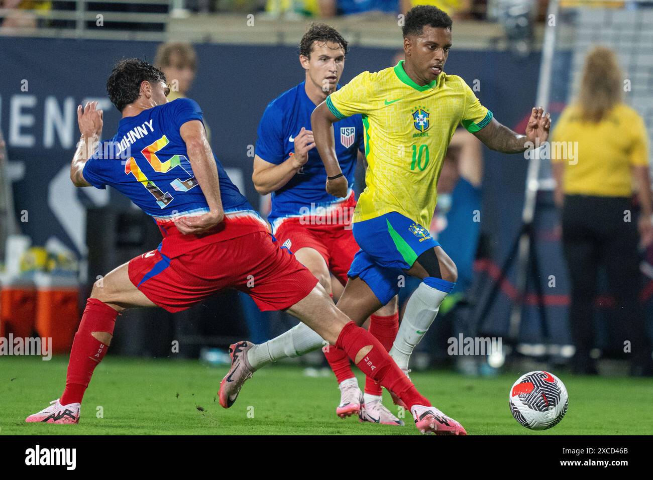 Brazil National Team forward Rodrygo (10) dribbles past United States ...