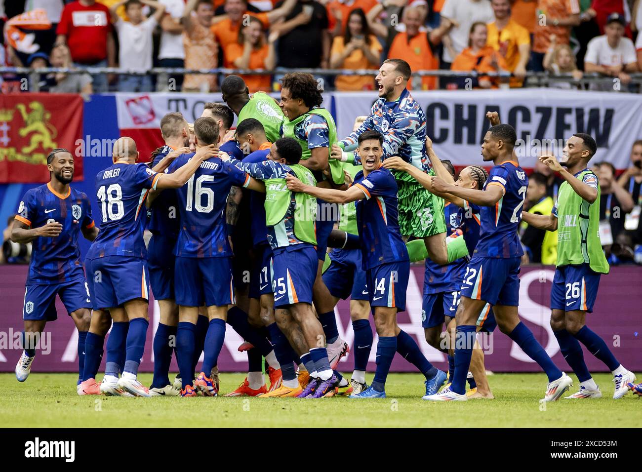HAMBURG - The players of the Dutch national team celebrate the 1-2 ...