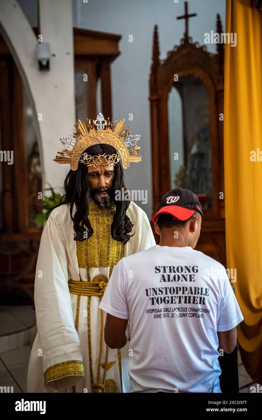 Changing jesuss clothes hi-res stock photography and images - Alamy