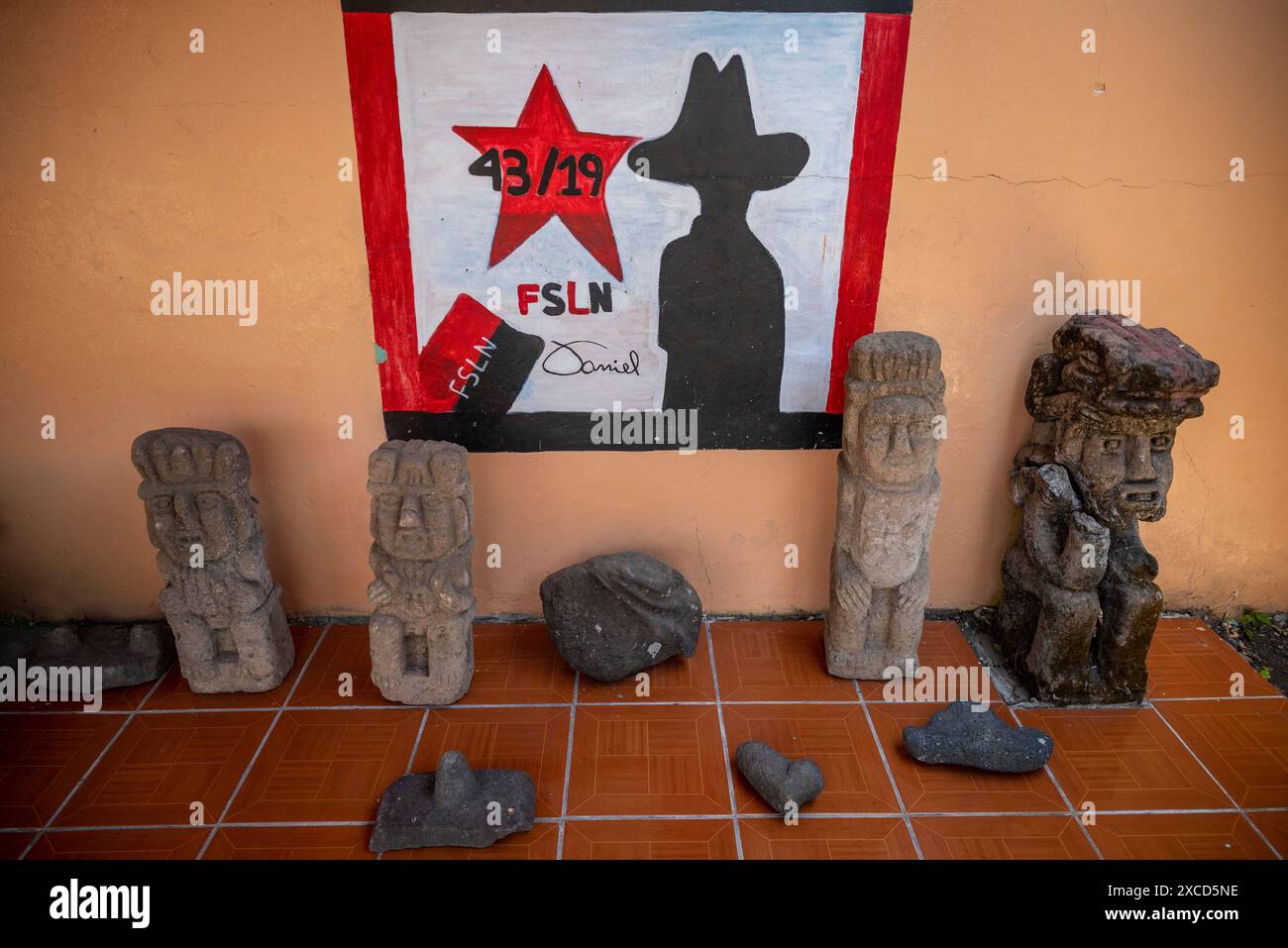 Pre-Columbian stone idols and Revolutionary iconography of FSLN in ...