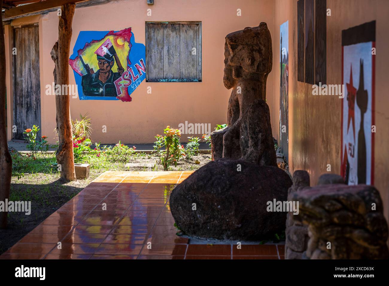 Pre-Columbian stone idols and Revolutionary iconography of FSLN in ...