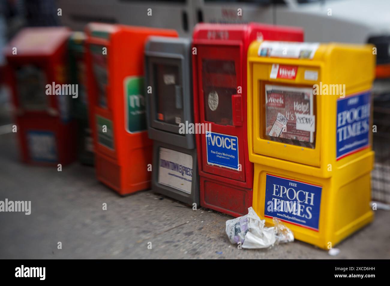Newspaper booth hi-res stock photography and images - Alamy