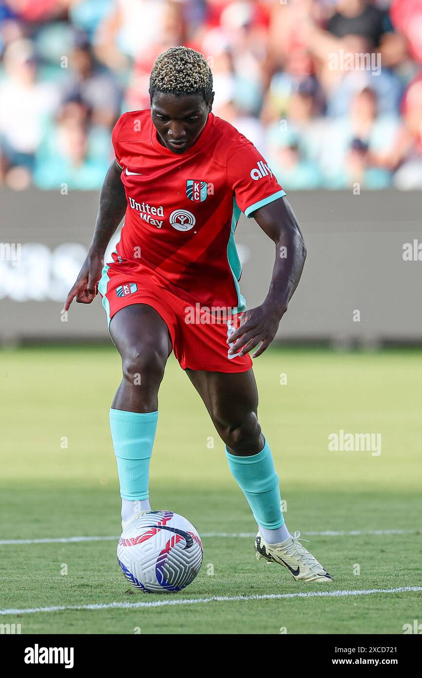 June 14, 2024: Kansas City Current forward Temwa Chawinga (6) dribbles ...