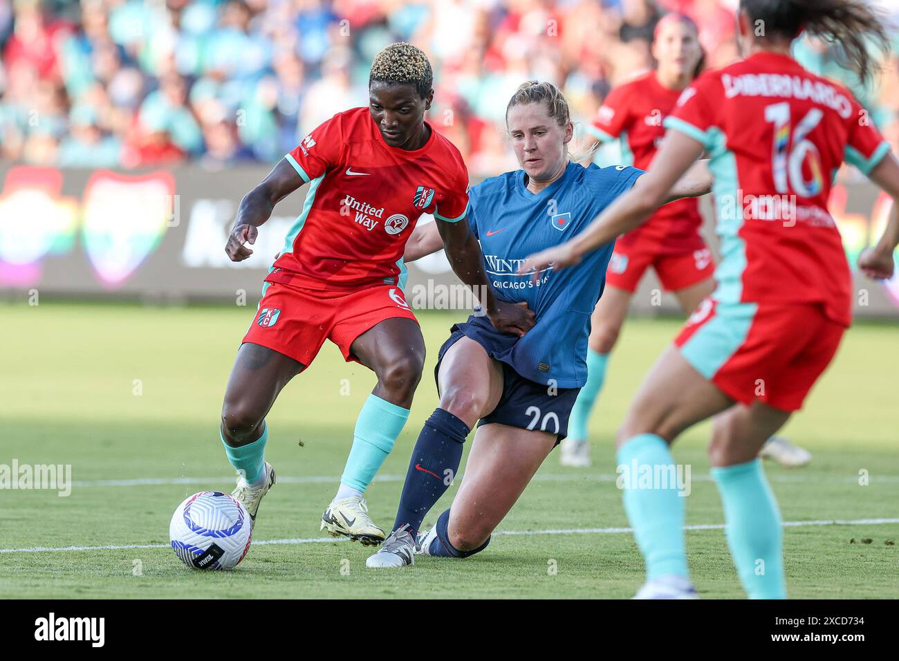 June 14, 2024: Kansas City Current forward Temwa Chawinga (6) controls ...