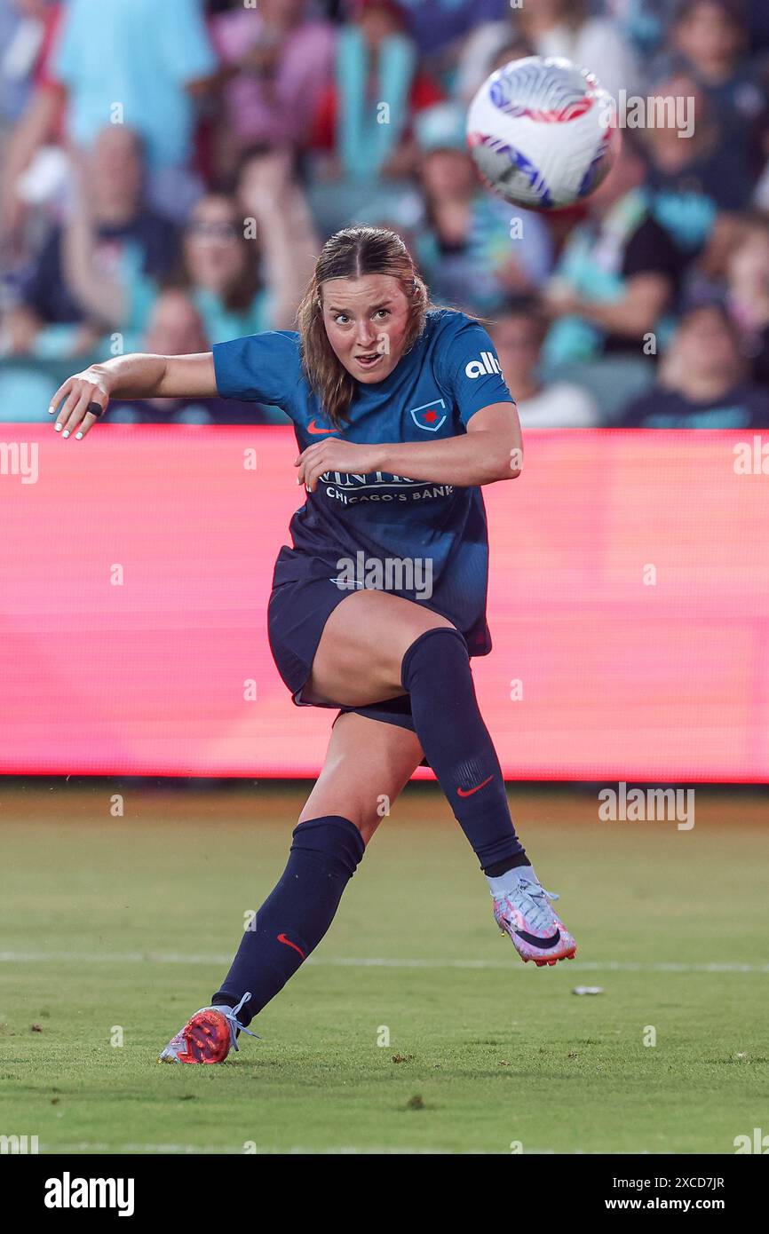 Kansas City, MO, USA. 14th June, 2024. Chicago Red Stars forward Sarah ...
