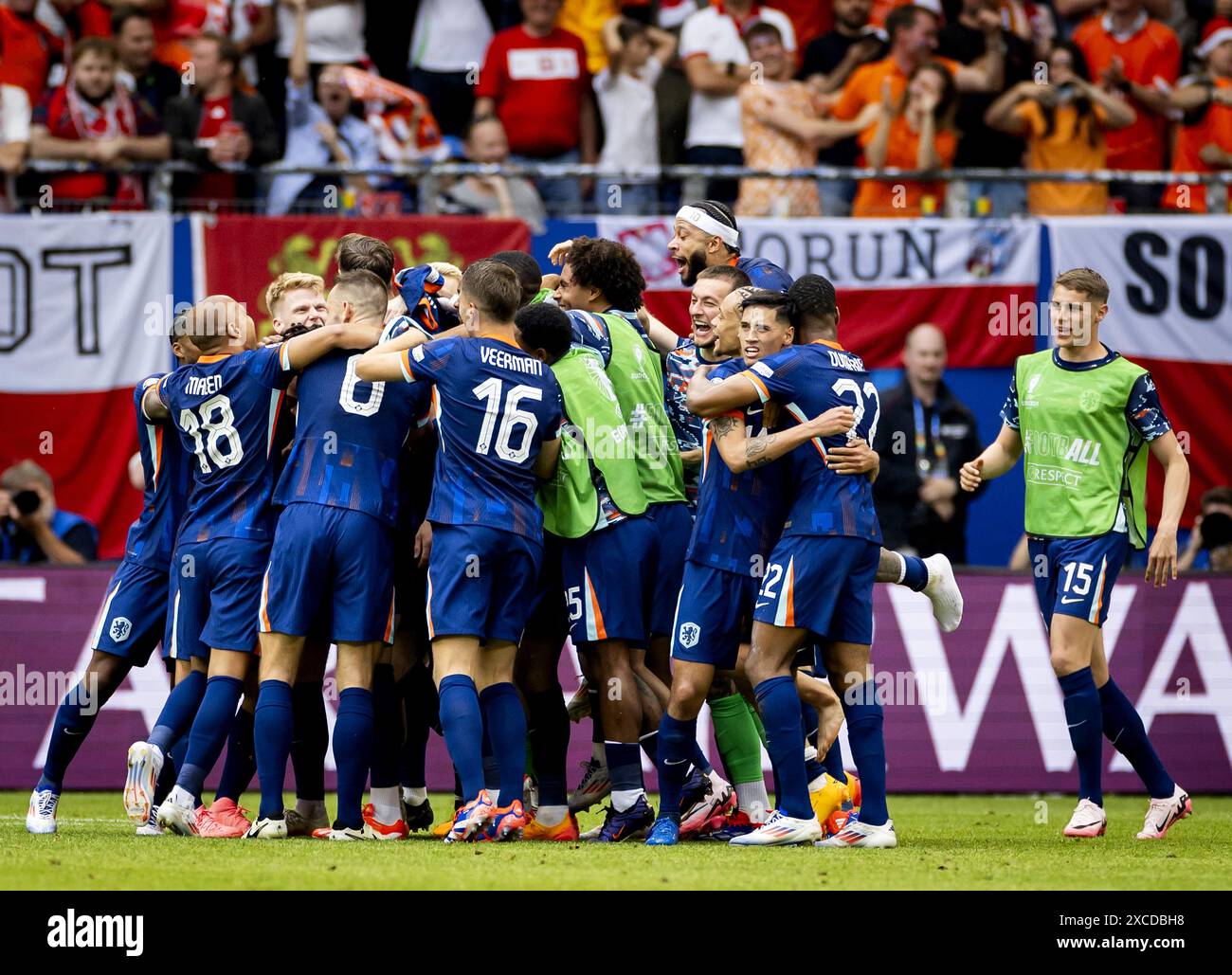 HAMBURG - Netherlands players celebrate Wout Weghorst's 1-2 during the ...