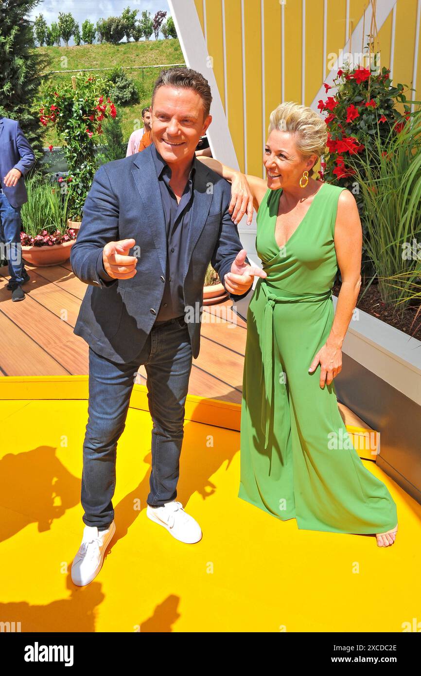 ARD - Immer wieder Sonntags. Moderator Stefan Mross und Sängerin ...