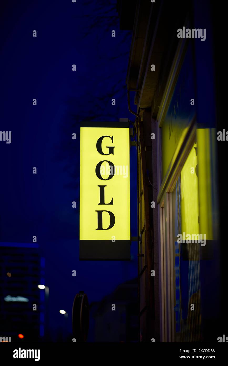 Illuminated sign for a buyer and seller of gold at Night Stock Photo ...