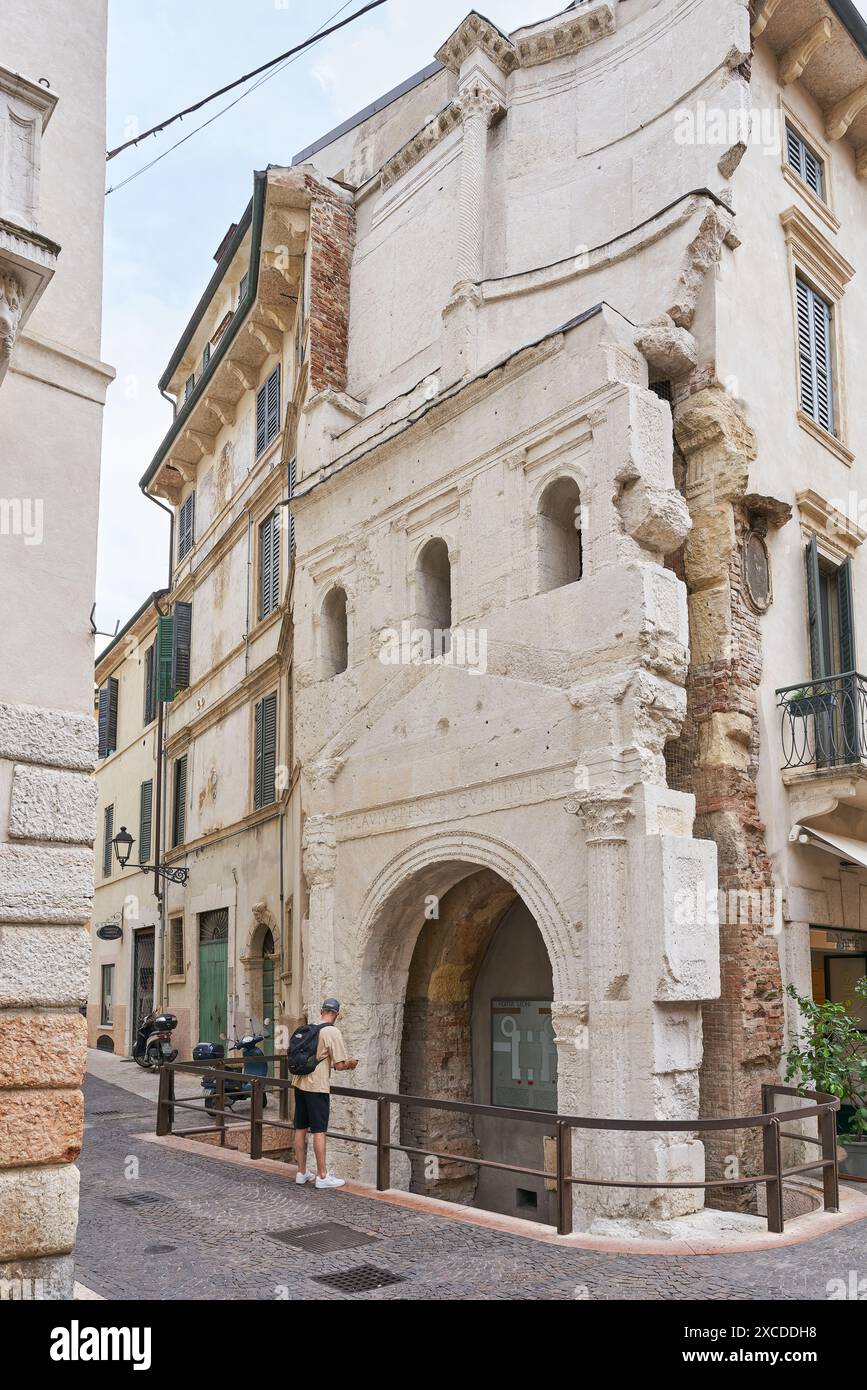 Verona ancient roman gate hi-res stock photography and images - Alamy