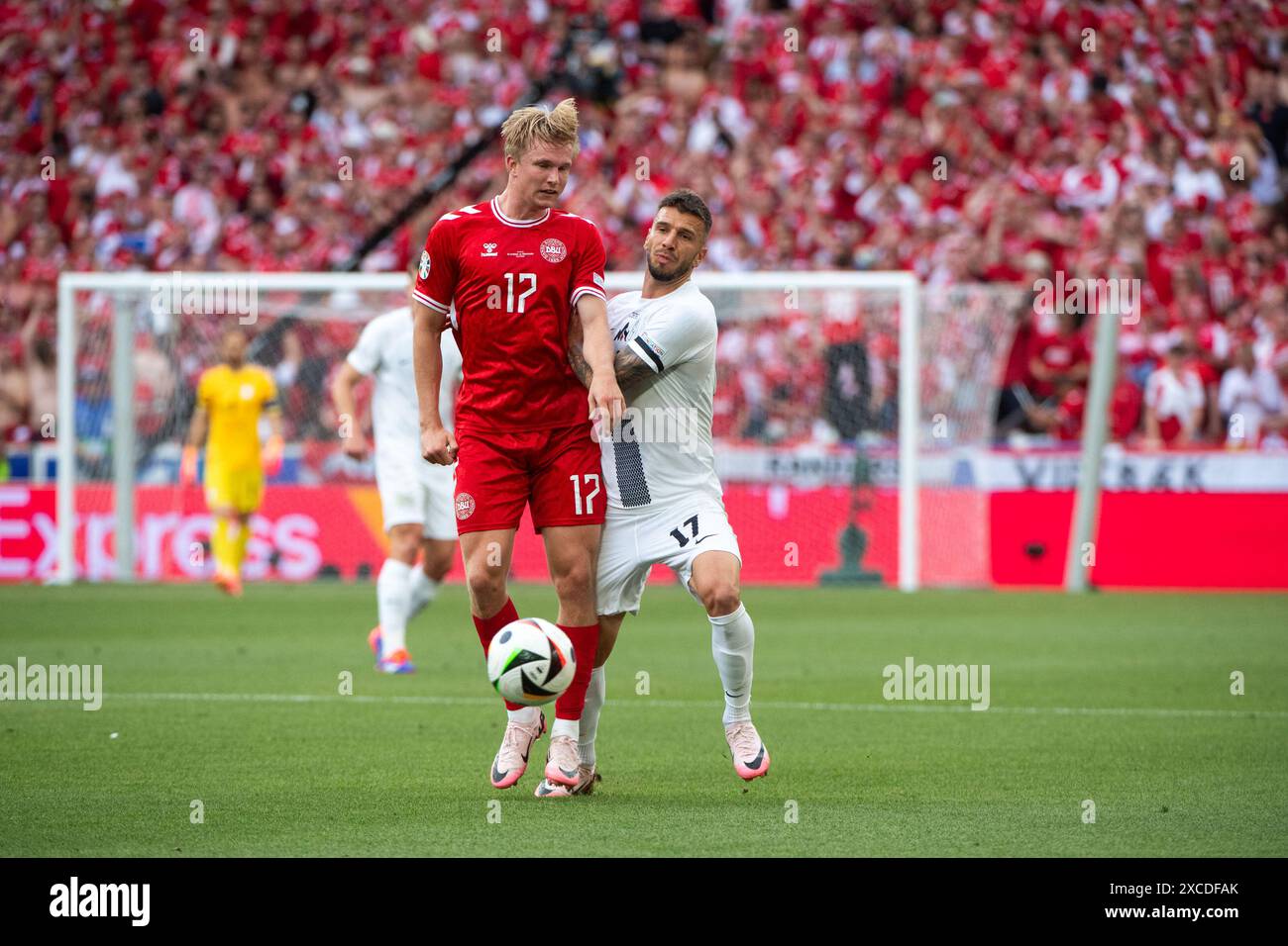 Victor Bernth Flesner Kristiansen (Daenemark, #17) im Zweikampf mit Jan ...