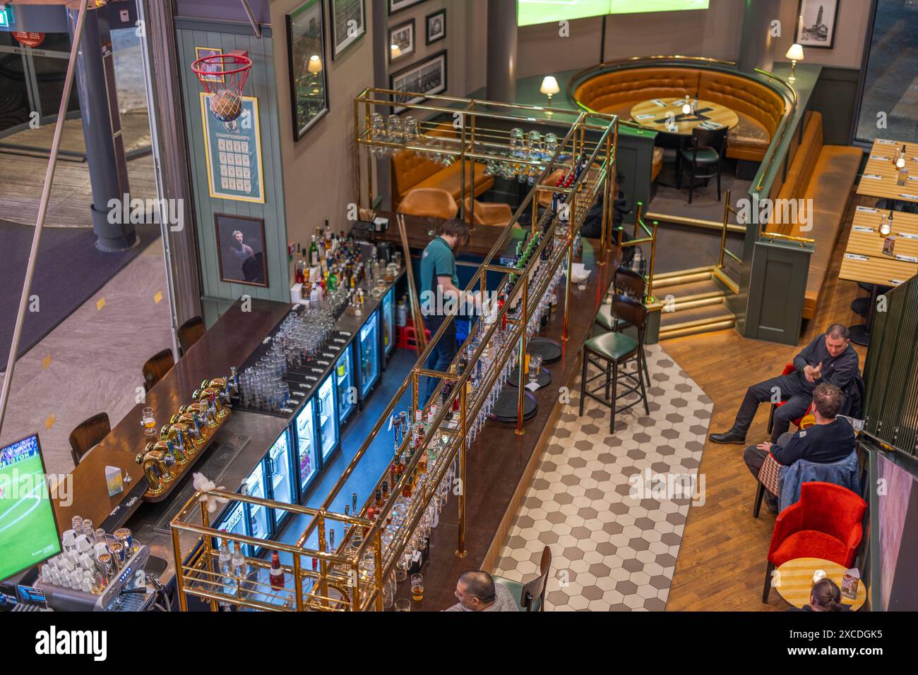 People sitting down tables hi-res stock photography and images - Alamy