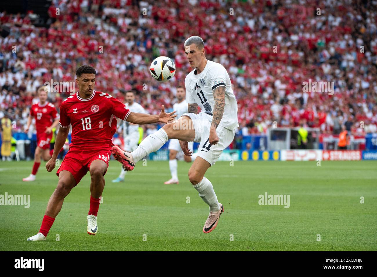 Benjamin Sesko (Slowenien, #11) im Zweikampf mit Alexander Hartmann Bah ...