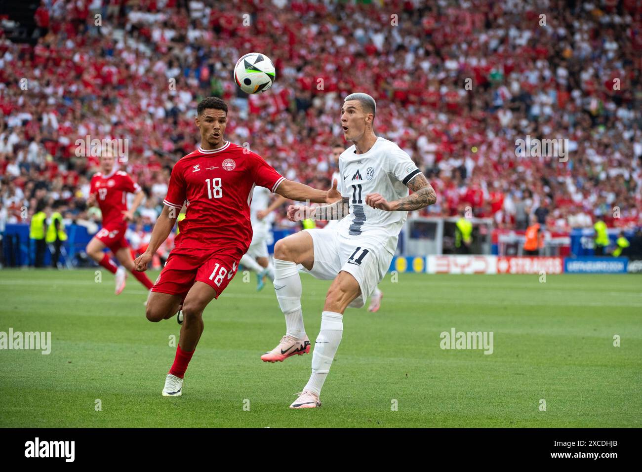 Benjamin Sesko (Slowenien, #11) im Zweikampf mit Alexander Hartmann Bah ...