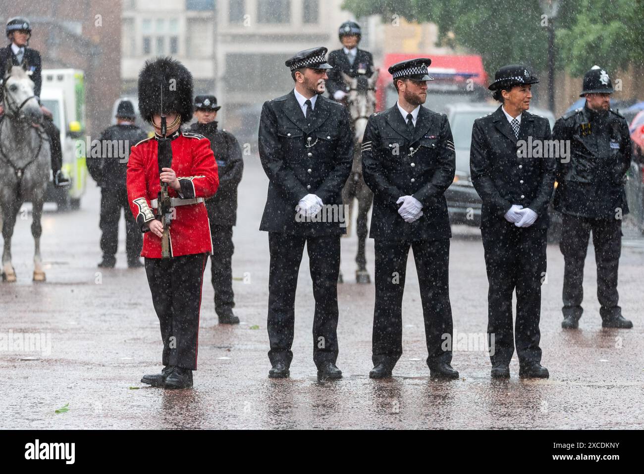 Street Liner soldier of the Household Division and Police officers at ...