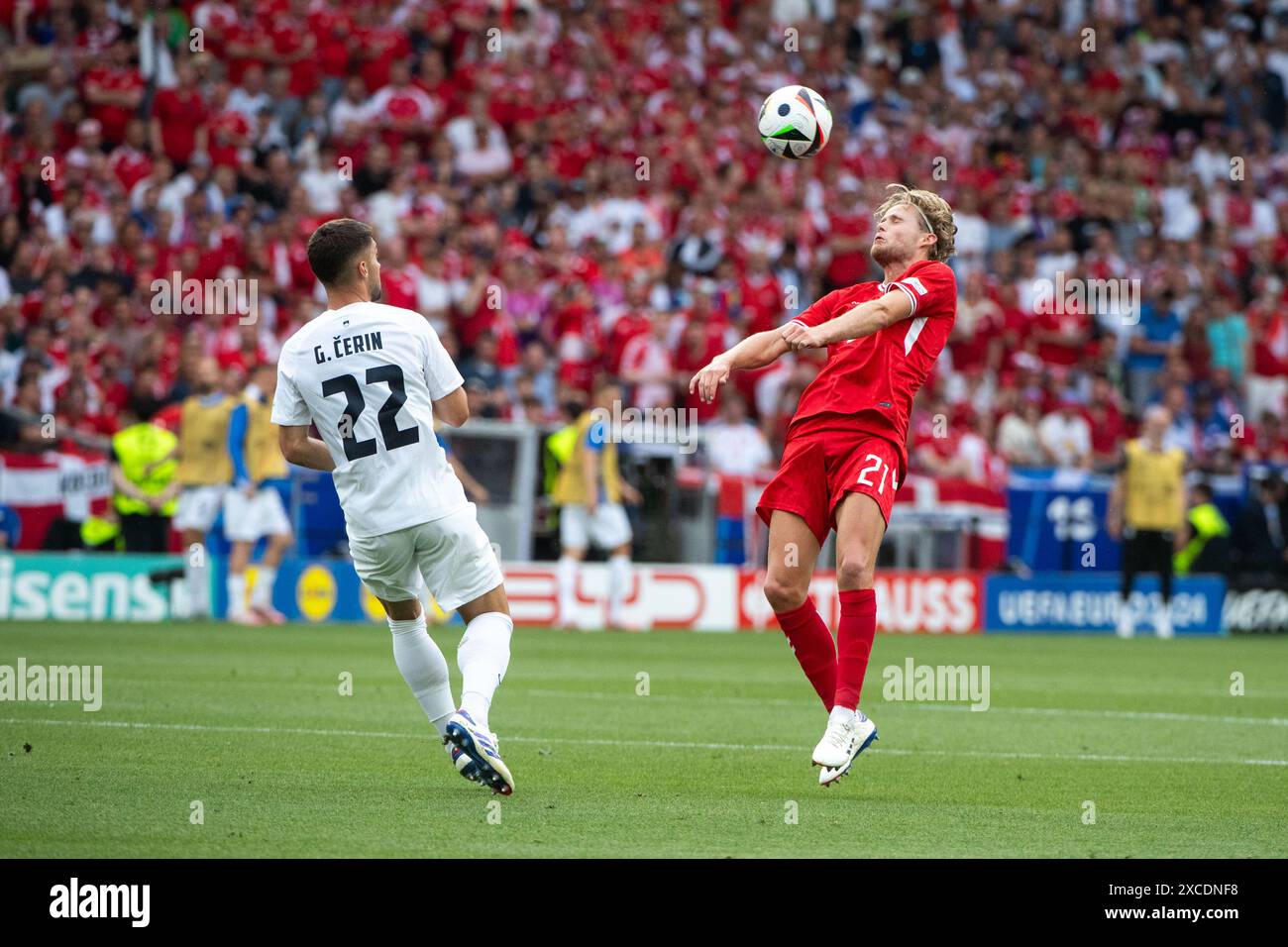 Morten Blom Due Hjulmand (Daenemark, #21) im Zweikampf mit Adam Gnezda Cerin (Slowenien, #22 ...