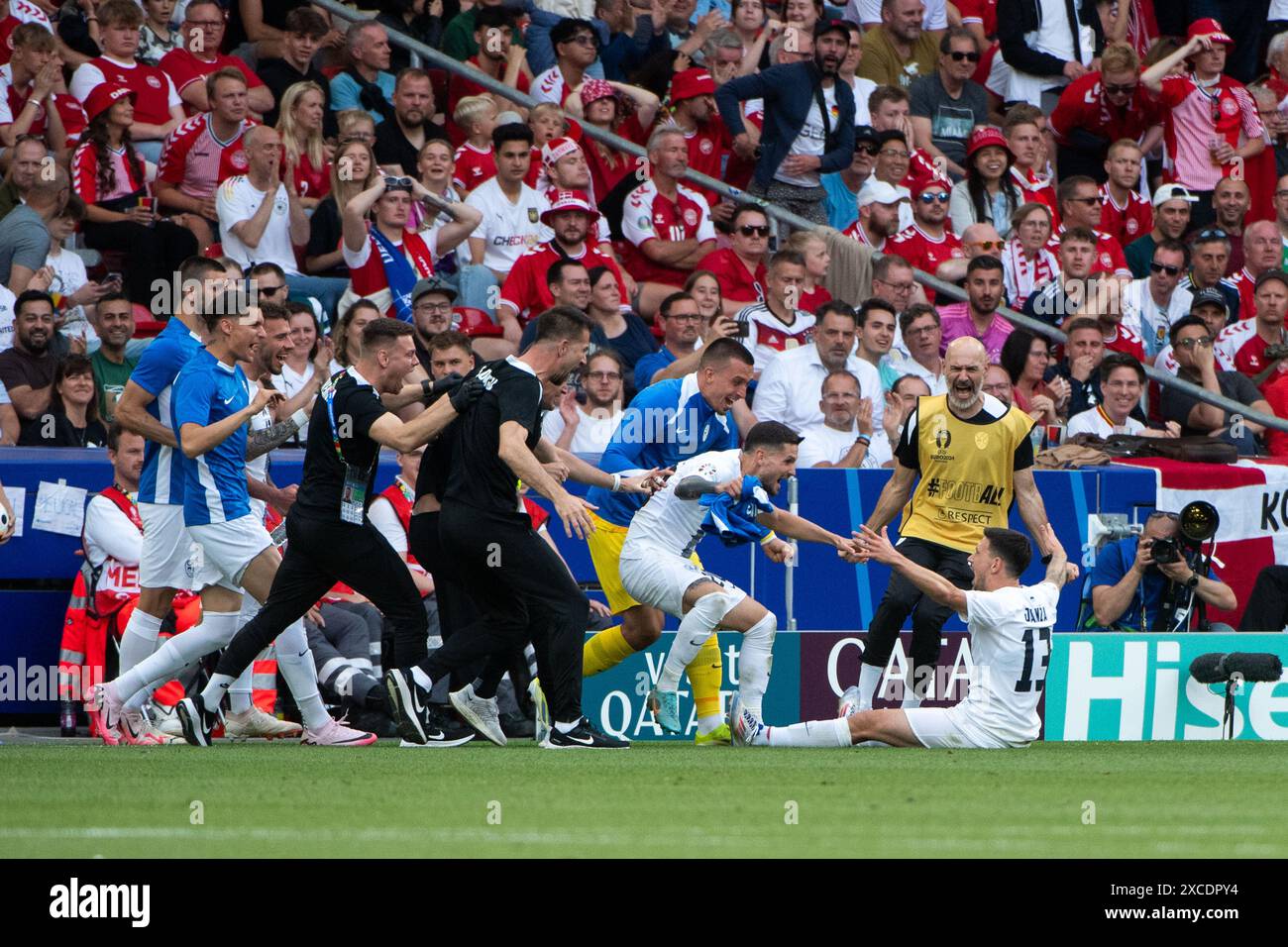 Erik Janza (Slowenien, #13) und Team von der Bank jubeln ueber das Tor ...