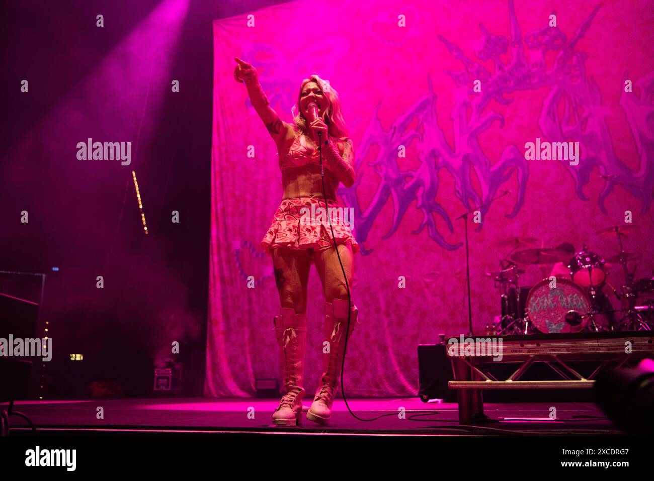 American alternative rock singer, Hannah Rose Collins aka Scene Queen ...