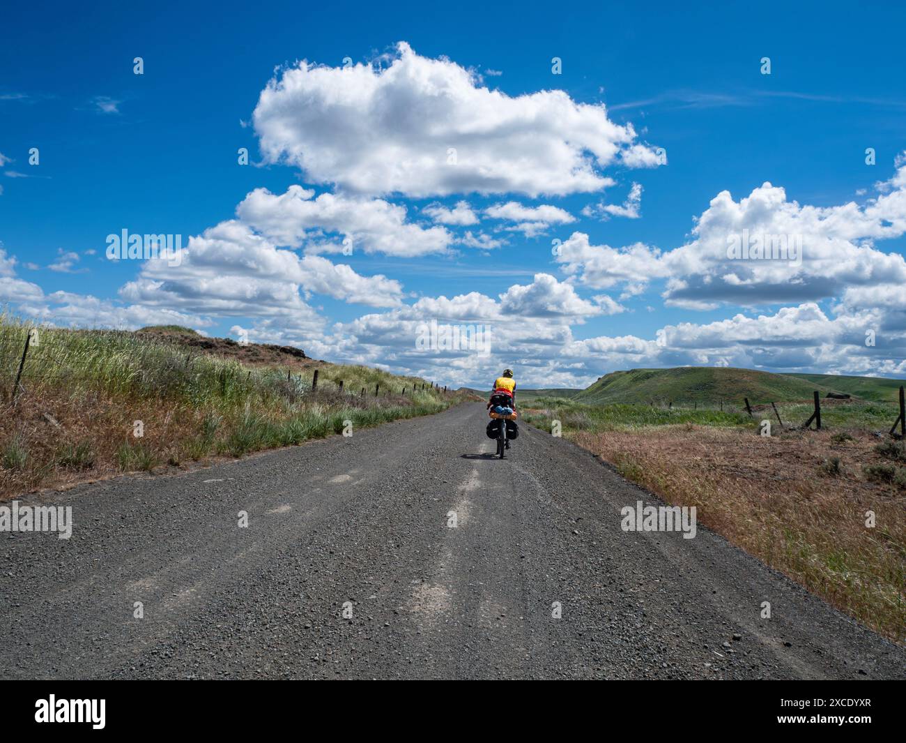 WA25434-00...WASHINGTON - Cyclist on the backroads heading for Rosalia ...