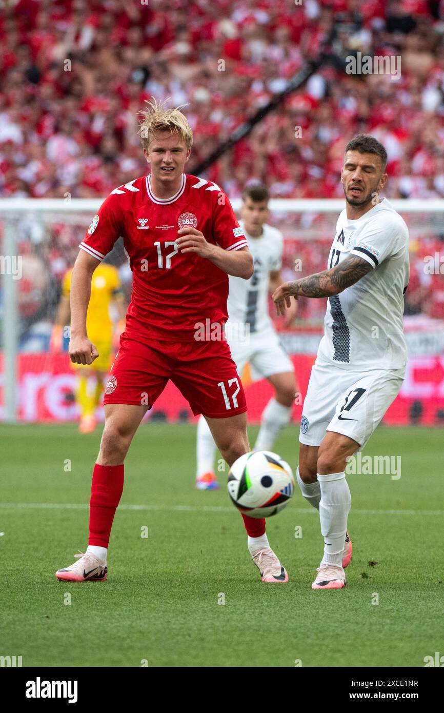 Victor Bernth Flesner Kristiansen (Daenemark, #17) im Zweikampf mit Jan ...