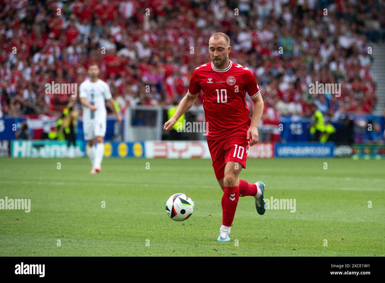 Christian Eriksen (Daenemark, #10) am Ball, GER, Slovenia (SVN) vs Denmark (DEN), Fussball ...