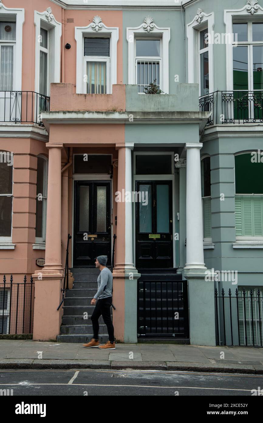 04/01/2023, London, man strolls along the sidewalk in front the iconic ...