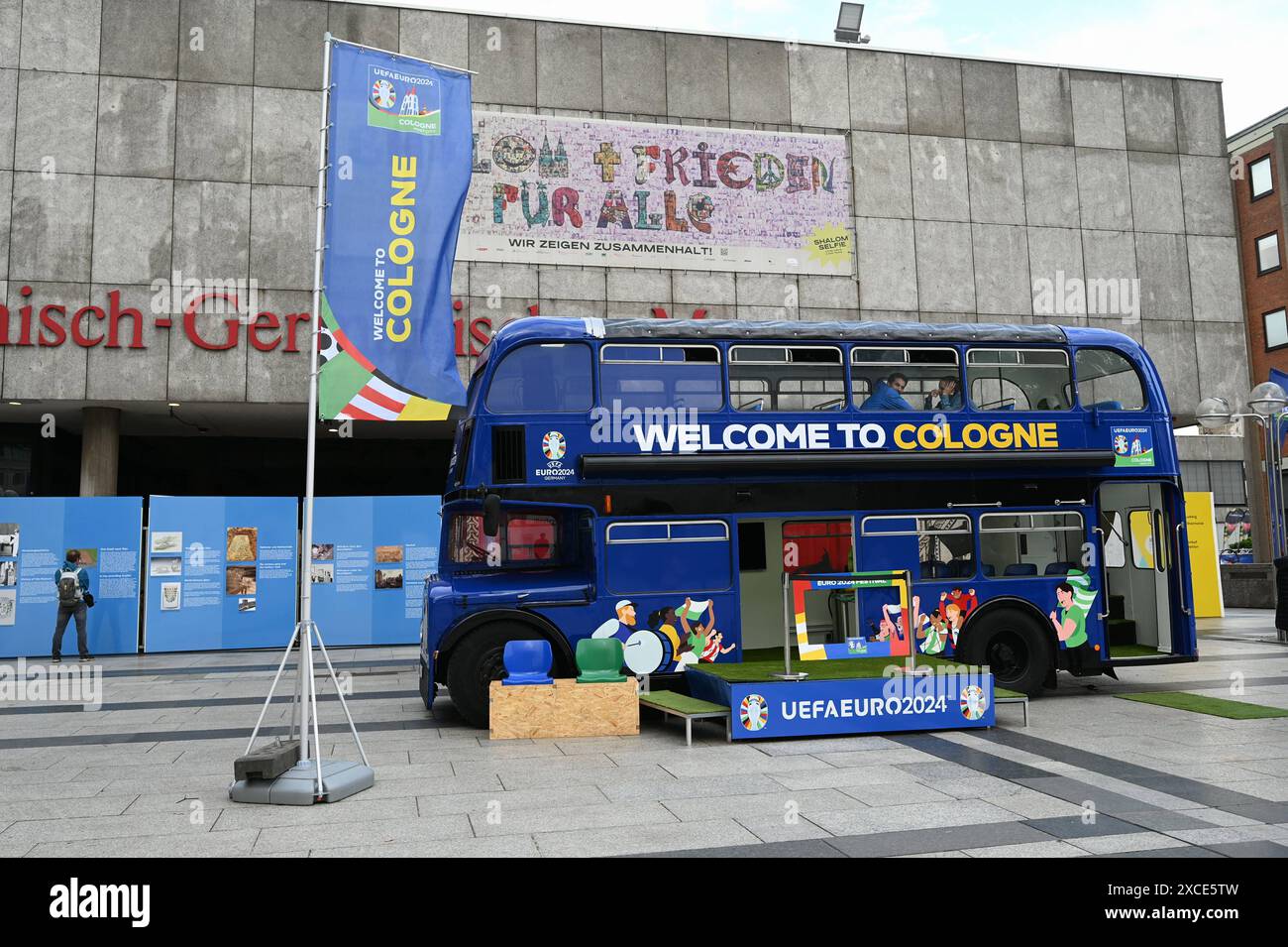 blauer Doppeldecker Fanbus mit der Aufschrift UEFA Euro 2024 und ...