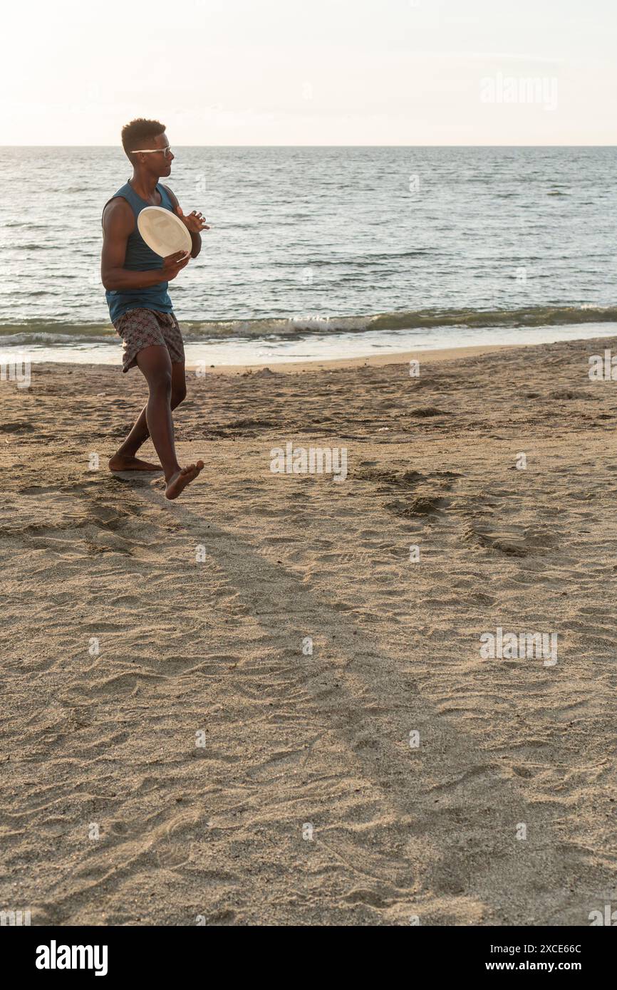 Man throwing frisbee beach hi-res stock photography and images - Alamy