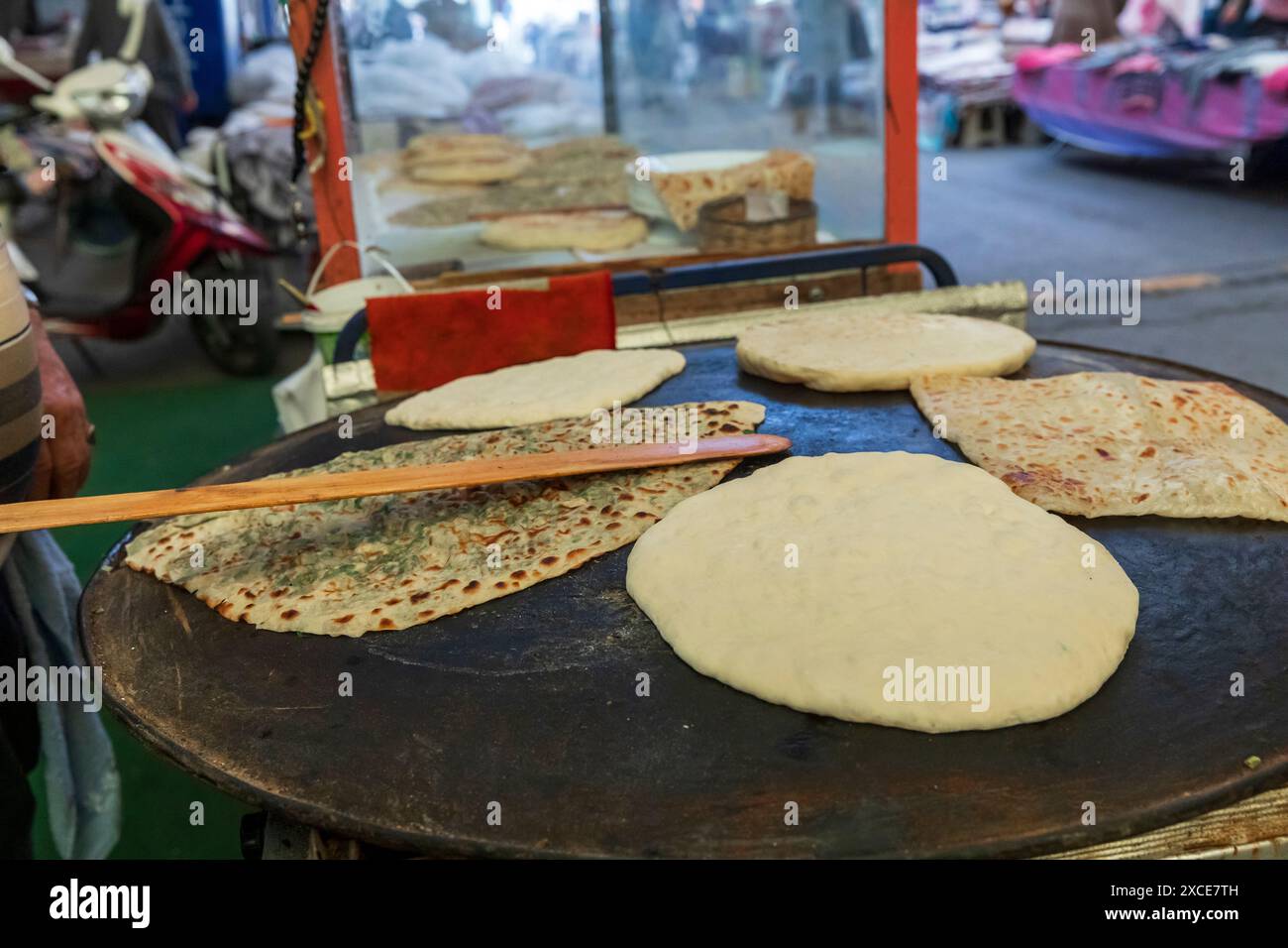 Turkey, Nazilli. Flatbread cooking on a griddle Stock Photo - Alamy